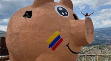 Marrano gigante de barro, Ráquira, Boyacá, Colombia